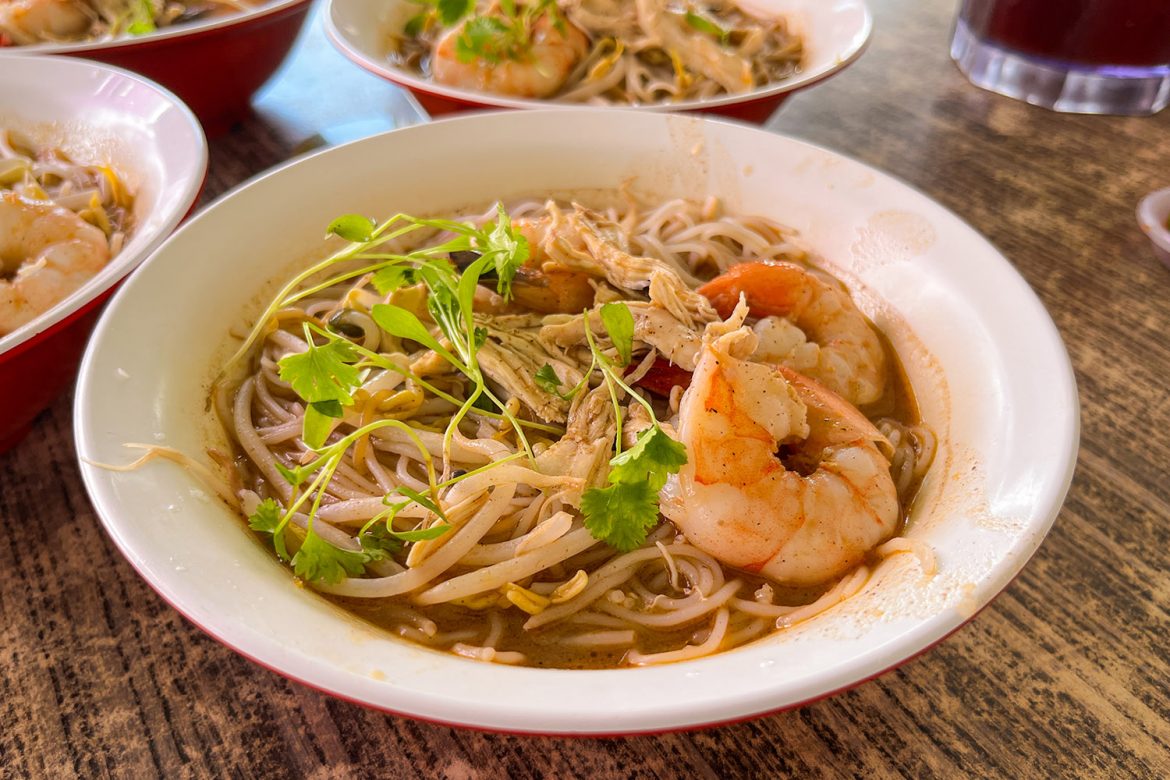 Laksa Sarawak Spesial Poh Lam di Chong Choon Cafe 泉春茶室 • Siti Mustiani